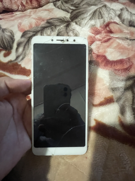 Telefon sotiladi redmi c2 100 minli ishi bor faqat sms yozila