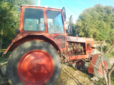 Yuz traktor sotiladi