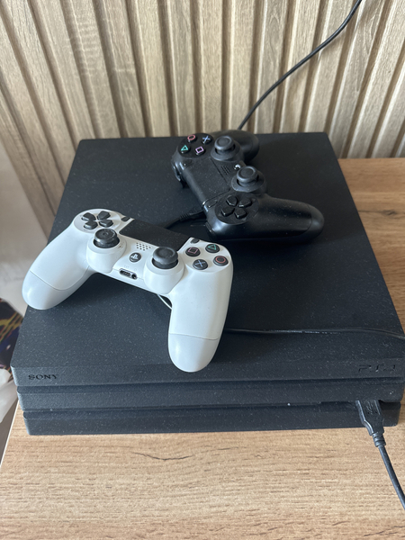 Playstatione 4 pro 1 tb