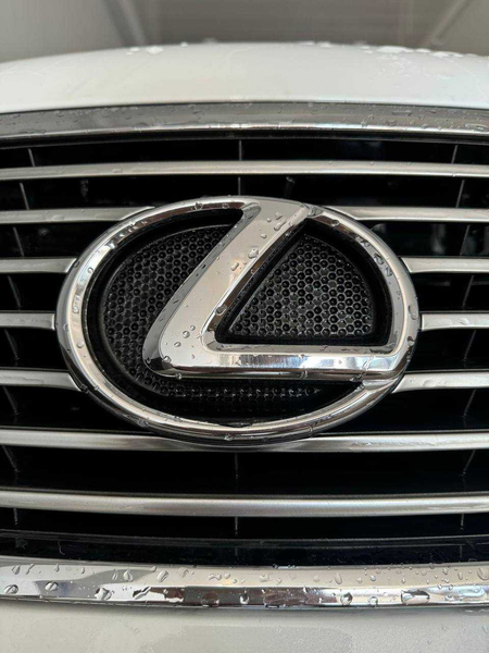 Lexus LS 460L белый