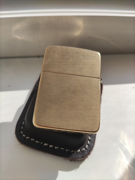 Оригинальная бензиновая зажигалка (новая).