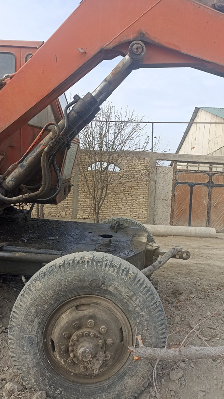 Продаются экскаватор на ходу