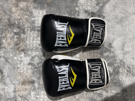 Боксёрские перчатки EVERLAST + бинт в подарок