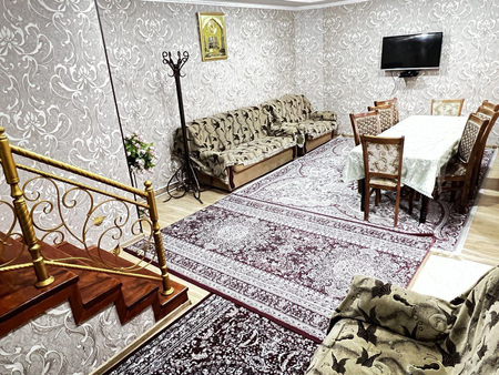 Qulayliklar:Tapchan,basseyn,sauna,yotoq hona,playstation,tenis karaoke