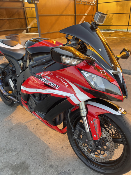 Kawasaki zx10r sotiladi.