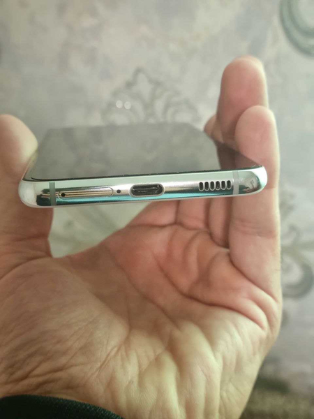 Samsung S21 идеал ҳолатда экранида заводской плёнкалари билан