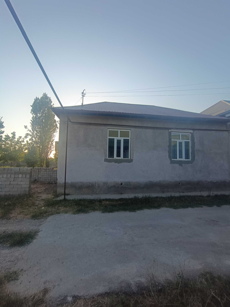 Uy sotiladi  2 ta hovli Urtasaroy mahallani boshida trassadan 200 metr