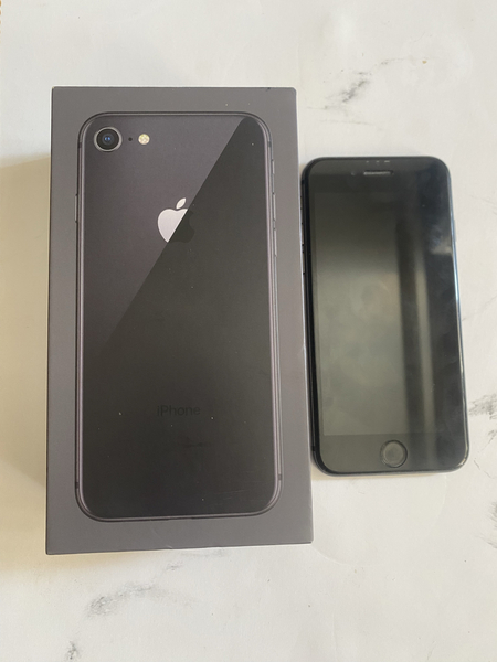 Iphon 8 sotiladi 64 G xotrasi