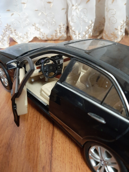 Mercedes-Benz E-Class модель 1/18