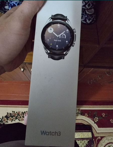 Samsung gear s3 soat orginal ajoyib holatda oy vaqtlarini korsatadi