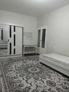 Сергели 4, 1 xonali uy Yarmarkani oldidia