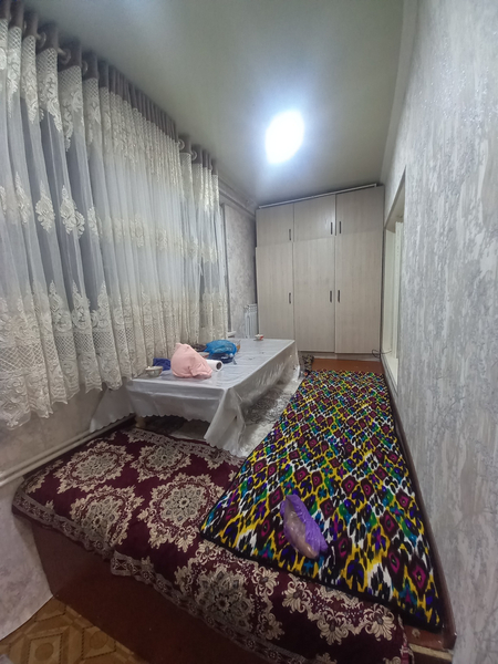 продаётся 2х ком кв в чирчике с мебелю 1 этаж пабеда около 26 школы