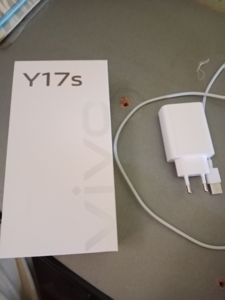 Продается телефон vivo Y17s