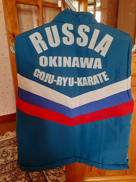 Продается безрукавка на синтепоне для детей.