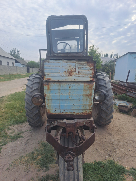 Traktor sotiladi