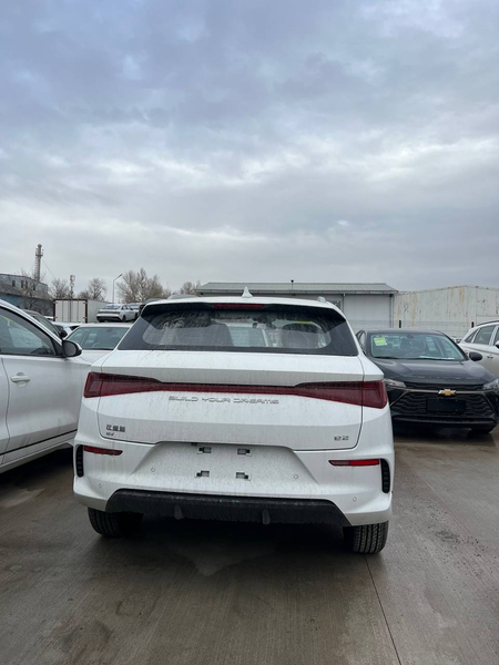 BYD E2 405km yuradi