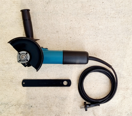 Фирменный болгарка Makita 9558HN R диск 125