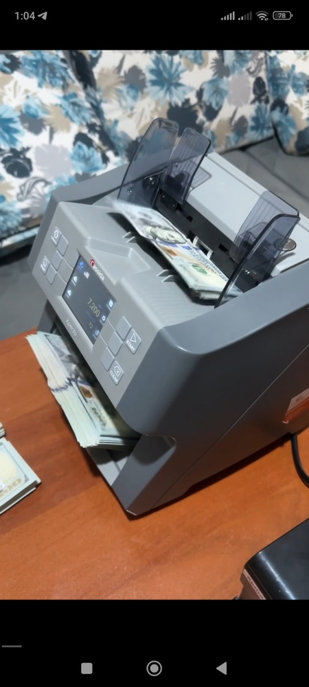 Проверка иностранных валют на банковском детекторе. Валюта текшириш.