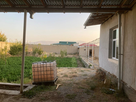 Hovli sotliadi Yangi-ariqda, yangi ariqga kirishda ko'chani labida