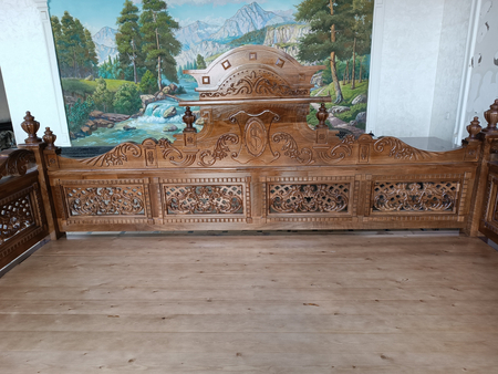 Yongʻoq materialidan yasalgan taxt soʻri