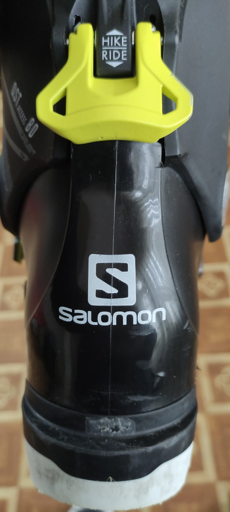 Горнолыжные ботинки Salomon.
