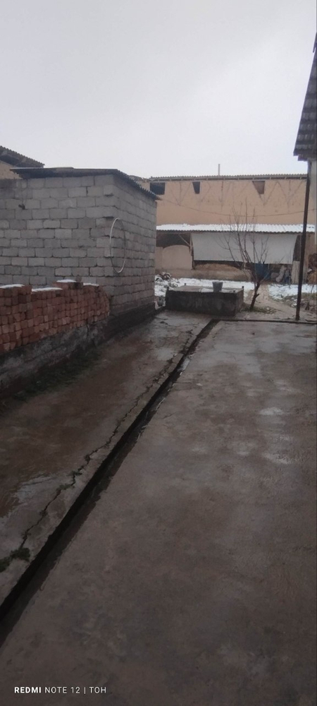 Hovli joy sotiladi.