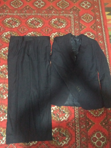 Kam kiyilgan kostyum shim sotiladi