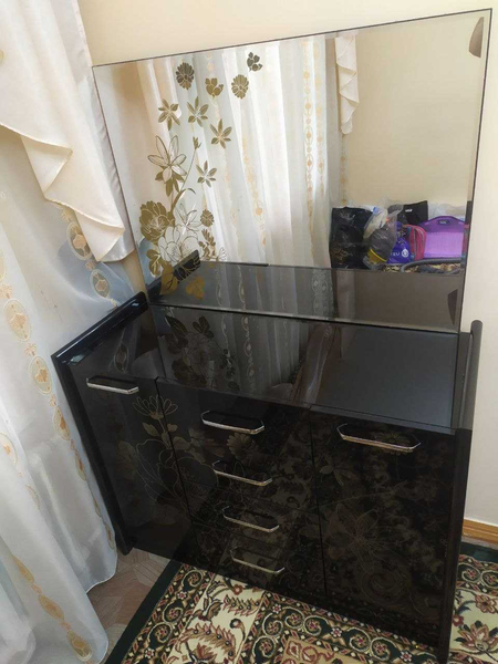 Трюмо (б/у). Размер 121Х48Х170см.