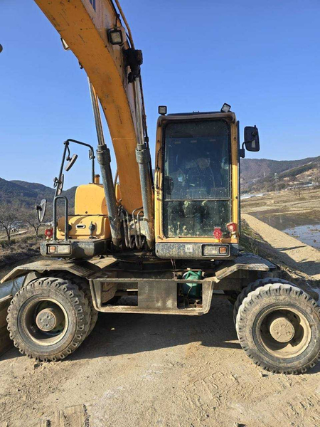 Excavator Hyundai | R140W