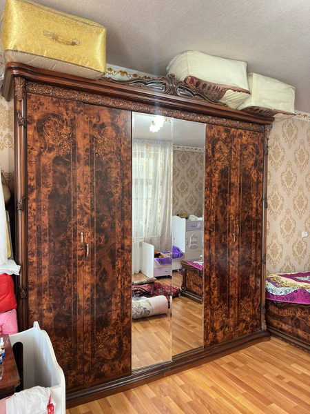 Шкаф , тумбочка , крават, комот