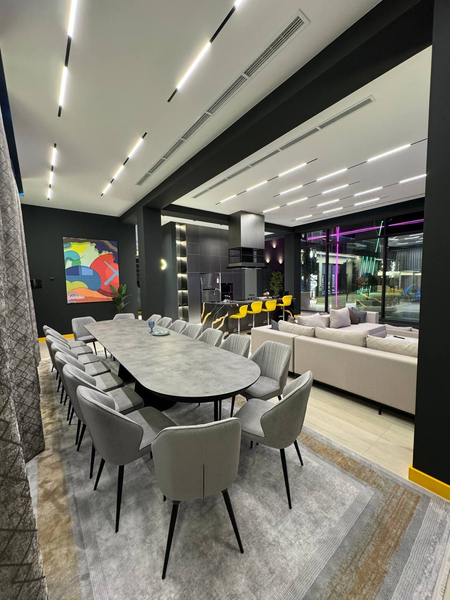 Чорбогда жойлашган Beverley Hills 30 кишилик