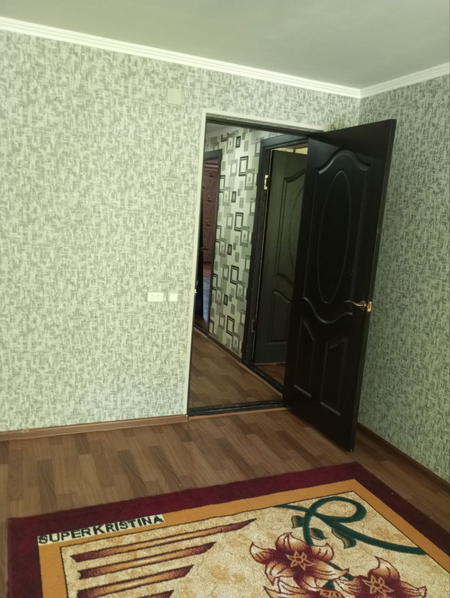 Продается 3 комнатная квартира. Телеграф перекресток. 3 этаж.