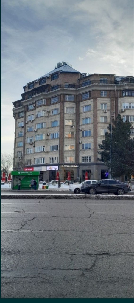 Продается без ремонтная квартира (коробка)  рядом метро Ойбек