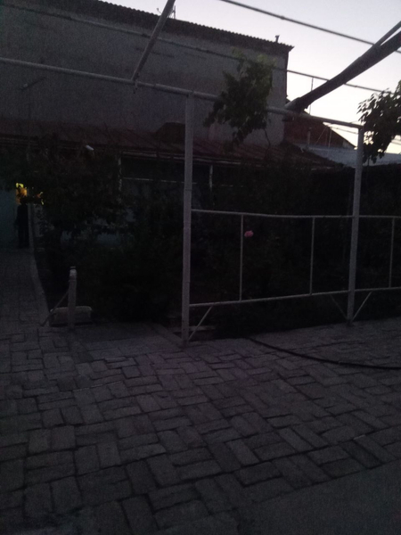 Hovli sotiladi. Uy.