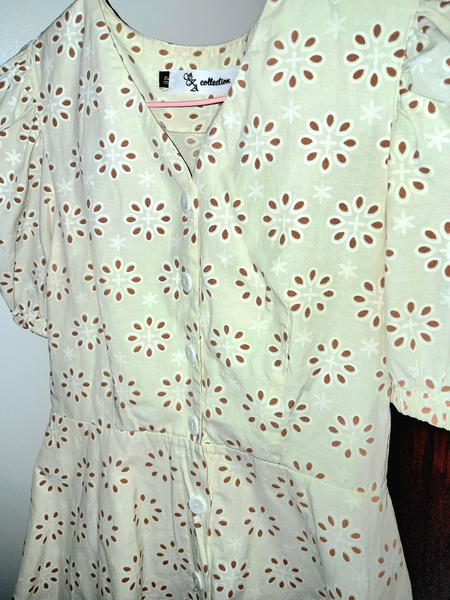 Ko'ylak chiroyli modelda