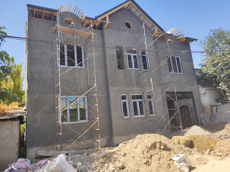 Lepka fasad uchun fibrobeton, fasadni gips, yomgir qorga chidamli