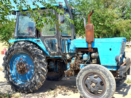 Traktor sotiladi
