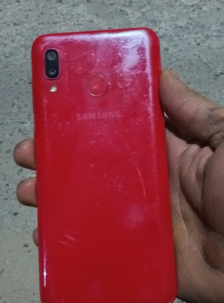 Samsung a 20 sotiladi narxi 700 min karobka dokument  srochna sotiladi