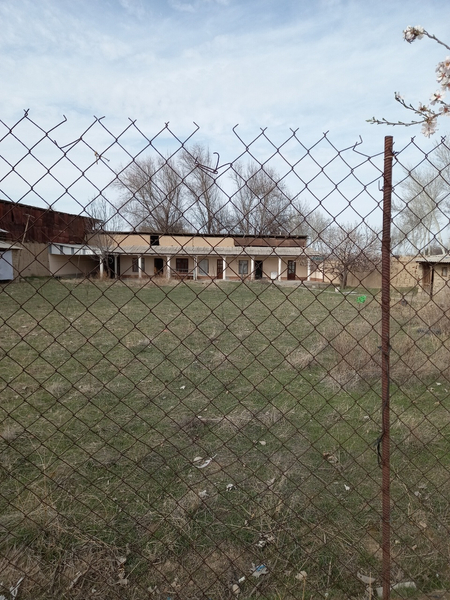 To'labeda hovli sotiladi 
16 sotok
3 ta hona 
Gaz bor
Svet bor
Suv kel