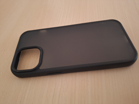 Продаю чехол Spigen для iPhone 15 оригинал