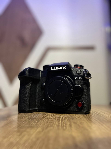 Panasonic Lumix DC-GH6 Kit 12-
60mm f/2.8-4.0 ASPH Power OIS
60mm f/2.