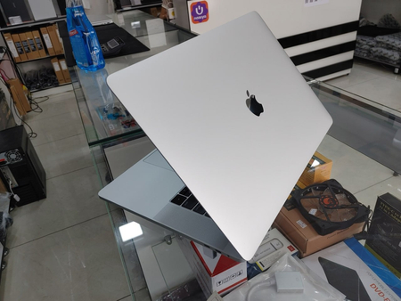 Macbook Pro A1990 машина для монтаж и программиста