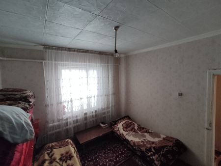 Квартира, дом сотилади пишкан гиштан курилган 1 этажда жойлашкан