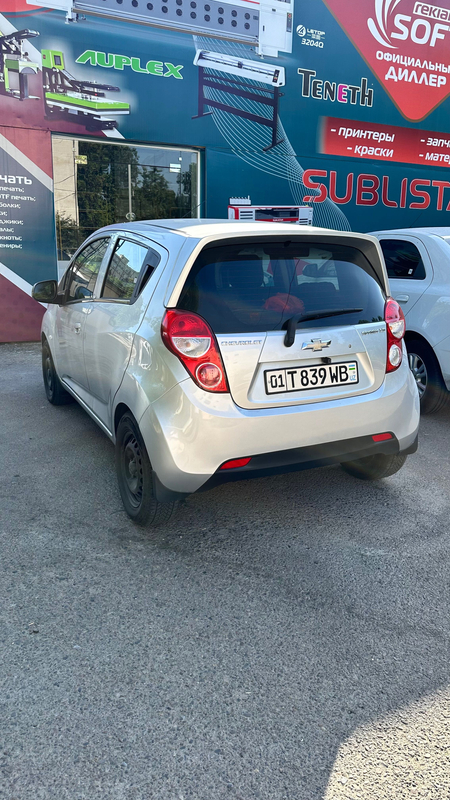 Chevrolet Спарк г.2014 серебристый 2-позиция