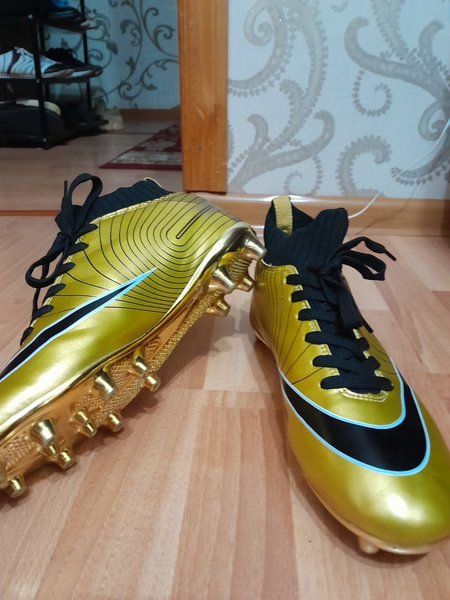 Nike бутсы в золотом цвете новые купили 1 месяц назад 41,42 размер