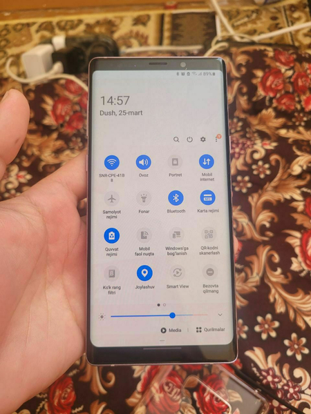 Samsung not 9 soya bor qora fonda blinmidi