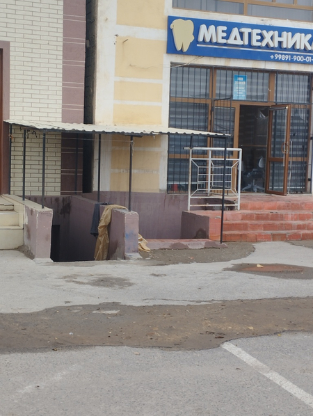 Bino sotiladi Sentr bozor tomonda