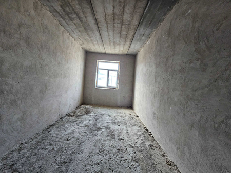 2 xonali 80m² 5-qavat uy sotiladi.