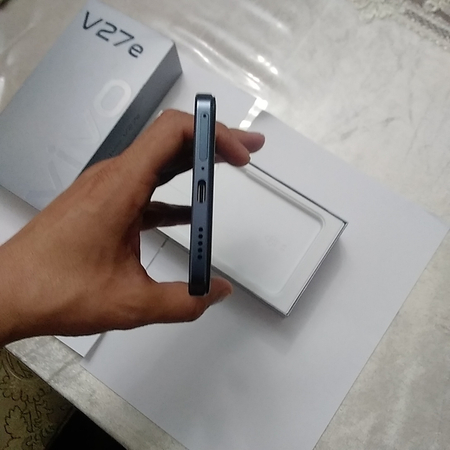 VIVO V27e  black    8+8gb    256gb