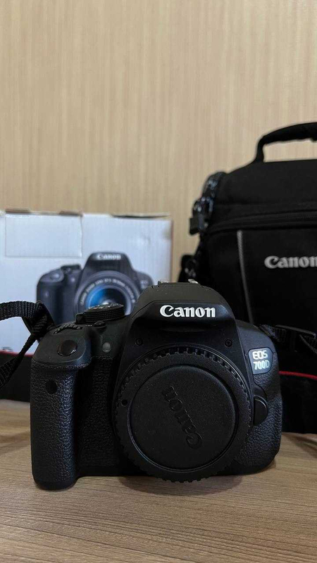 Продаю зеркальную камеру Canon 700D